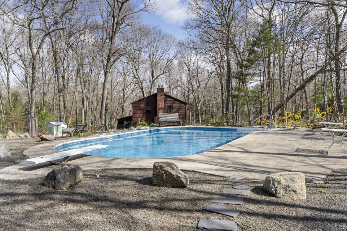 16 Rowledge Pond Rd Sandy Hook CT 06482